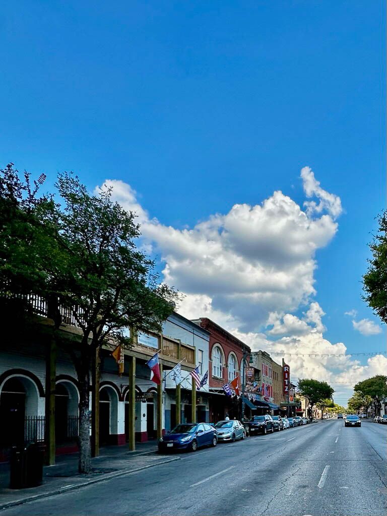 A Local’s Guide to Dirty Sixth Street: Where to Eat and Drink | The Austin Things